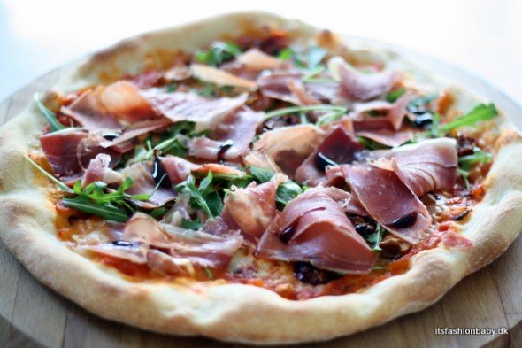 opskrift på pizza - pizzadej til sprøde bunde og en kraftig pizzasauce