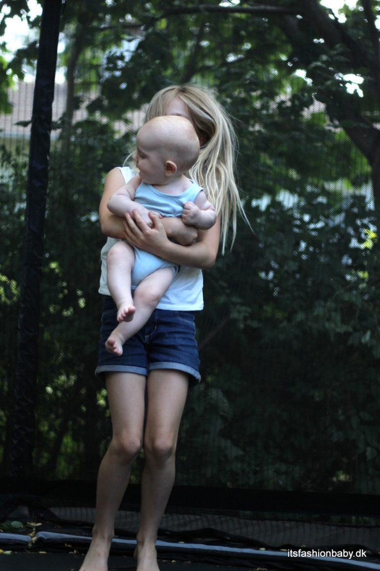 Hvor lang tid tager det at grave en trampolin ned? Og hvordan gør man?