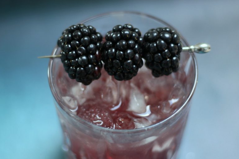 God opskrift på Bramble cocktail. En lækker cocktail med gin og brombær