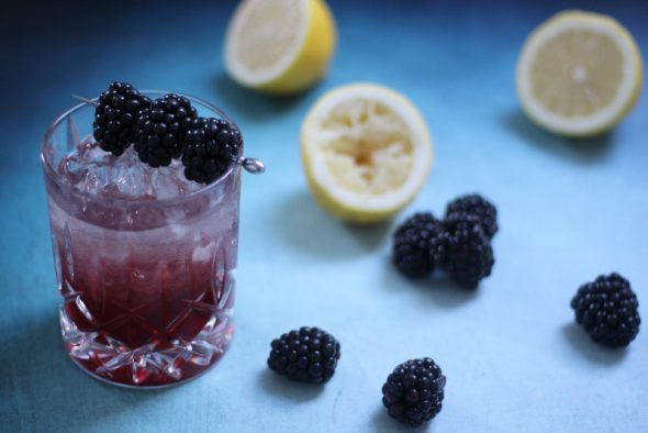 God opskrift på Bramble cocktail. En lækker cocktail med gin og brombær