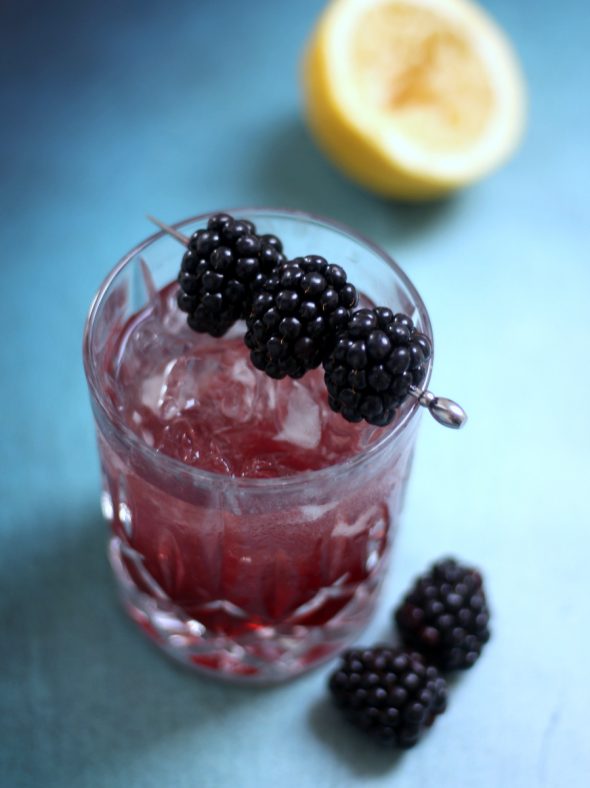 God opskrift på Bramble cocktail. En lækker cocktail med gin og brombær