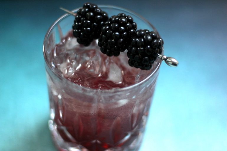 God opskrift på Bramble cocktail. En lækker cocktail med gin og brombær